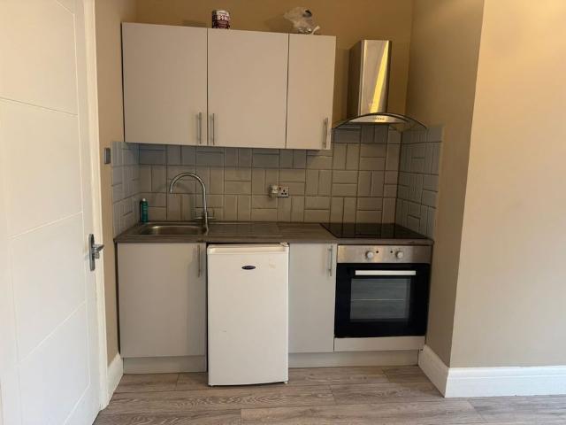 Studio Flat, Hallswelle Road, NW11