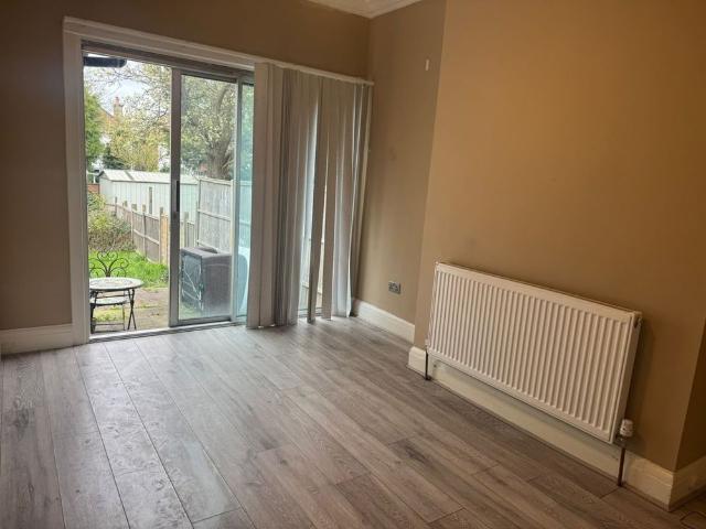 Studio Flat, Hallswelle Road, NW11