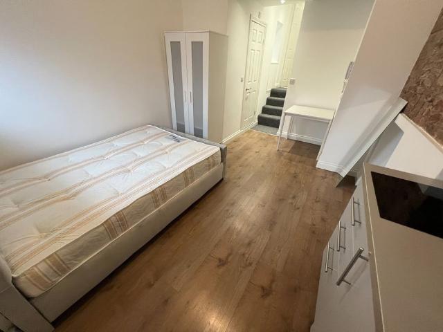 Studio Flat, Harrow Road, W10