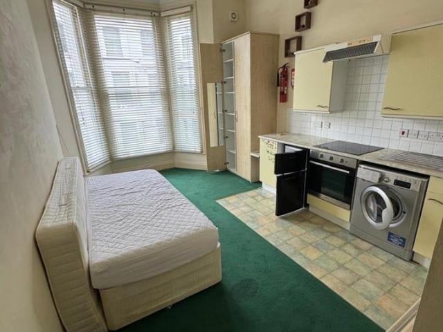 Studio Flat, Hatherley Grove, W2