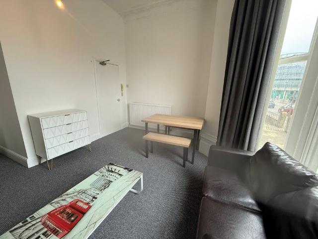 Studio Flat, Hathersage Road, M13