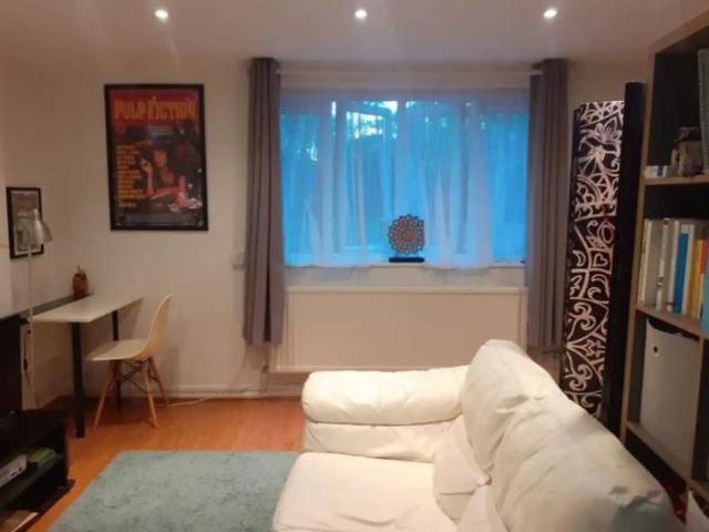 Studio Flat, Hawes Street, N1