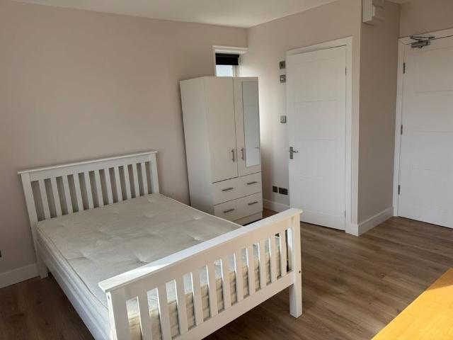 Studio Flat, Hendon Way, NW2