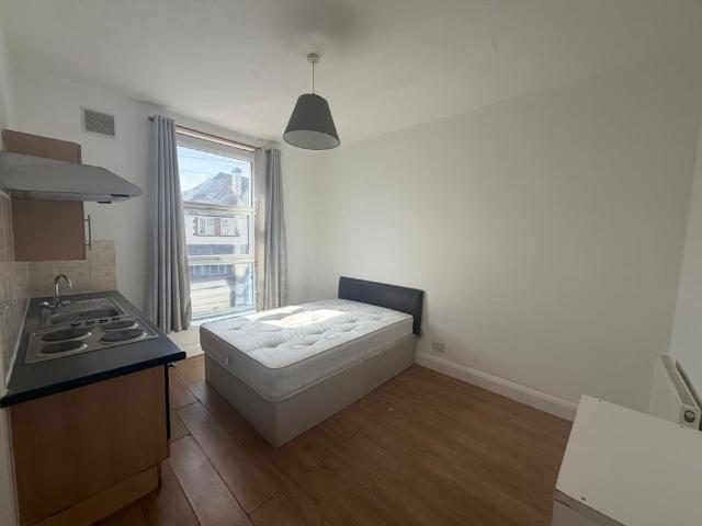 Studio Flat, Heath Road, TW3