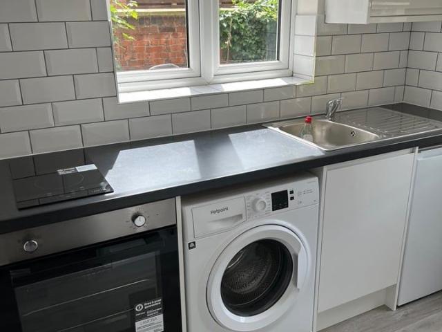 Studio Flat, Heathfield Park, NW2
