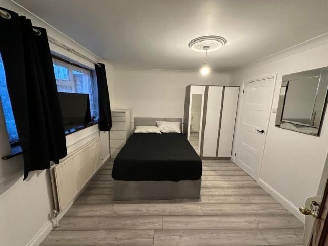 Studio Flat, Hermit Road, E16