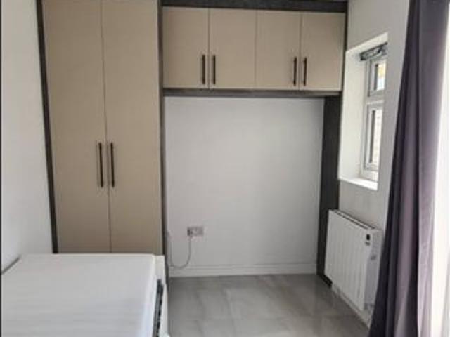 Studio Flat, Hinton Avenue, TW4