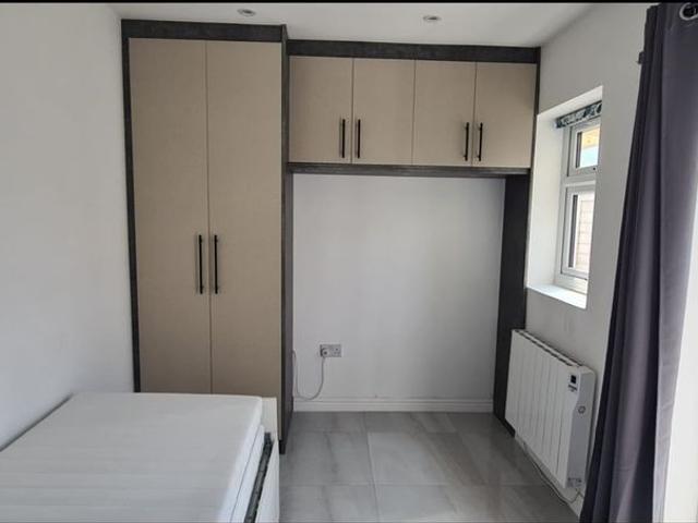Studio Flat, Hinton Avenue, TW4