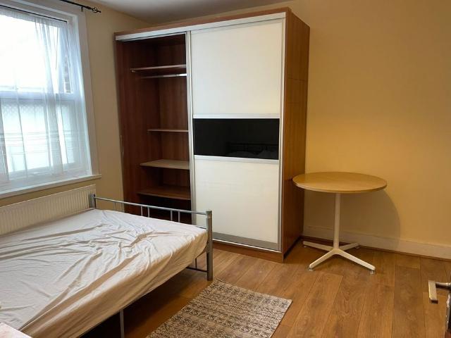 Studio Flat, High Road, IG1