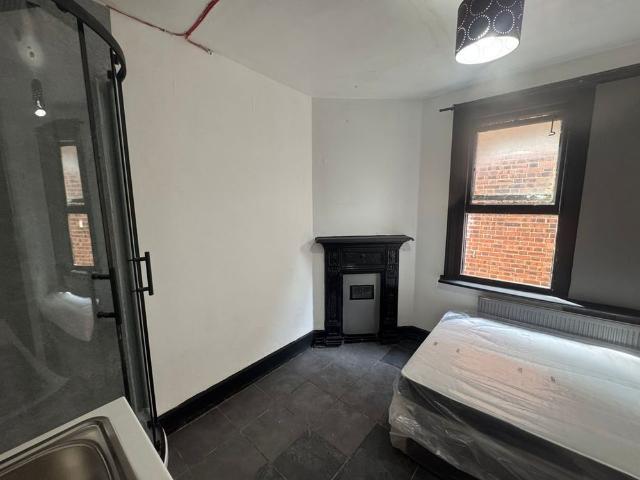 Studio Flat, High Road, NW10