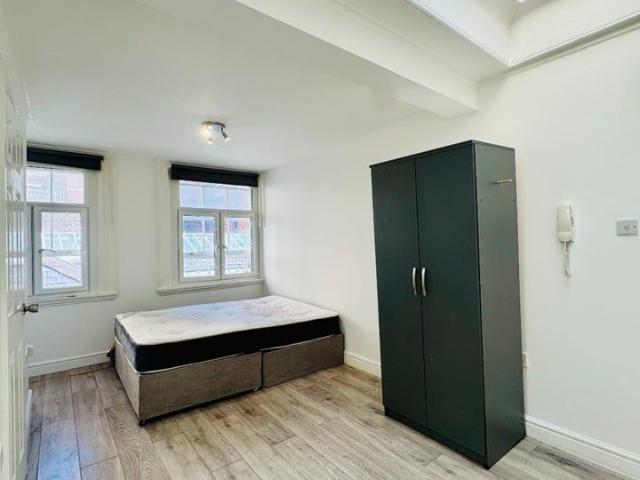 Studio Flat, High Street, CR0