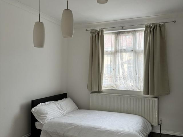 Studio Flat, Hogarth Gardens, TW5