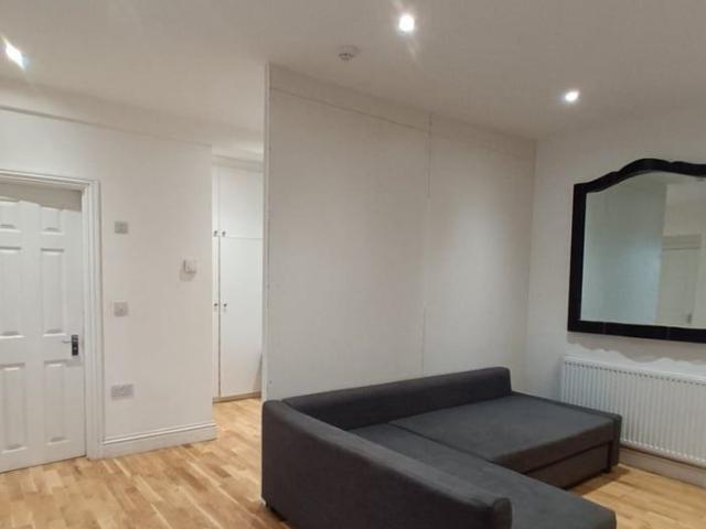 Studio Flat, Holland Road, W14