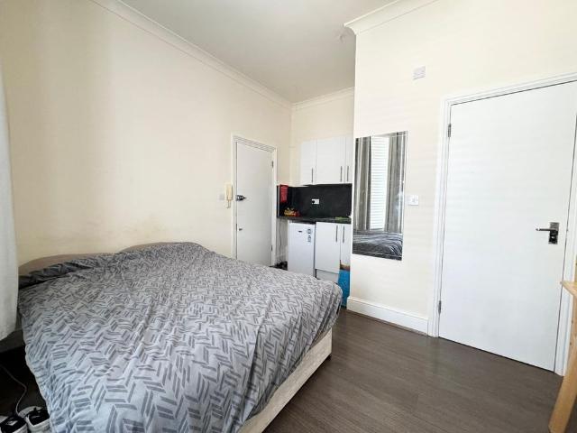 Studio Flat, Hornsey Park Road, N8