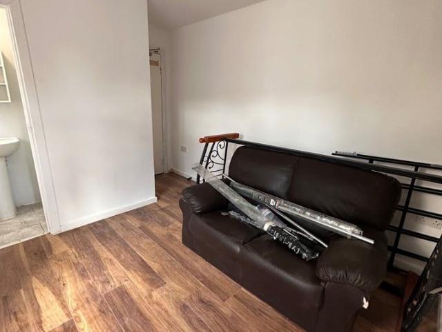 Studio Flat, Hounslow, TW3