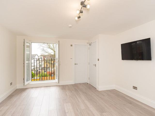 Studio Flat, Hurlstone Road, SE25