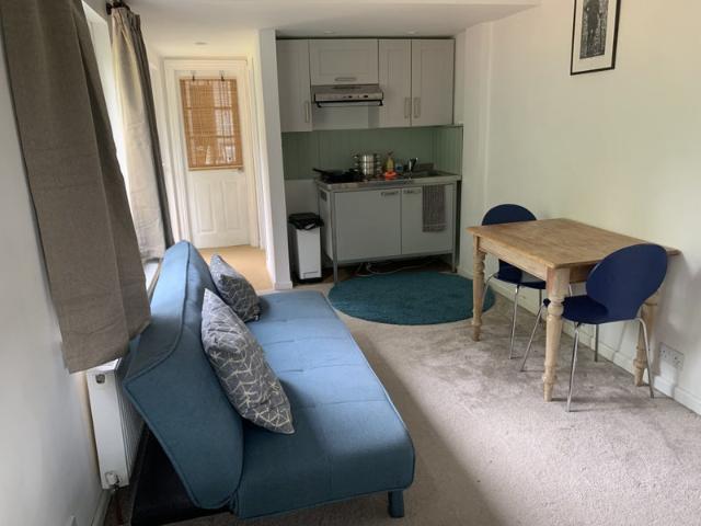 Studio flat in Wheatley, Oxford includes bills