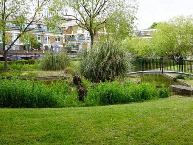 Studio flat in Brixton with balcony
