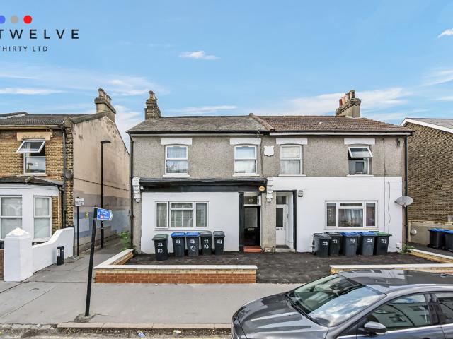 Studio Flat In Carmichael Road, London SE25, Studio to rent, £1,200 pcm | PrimeLocation