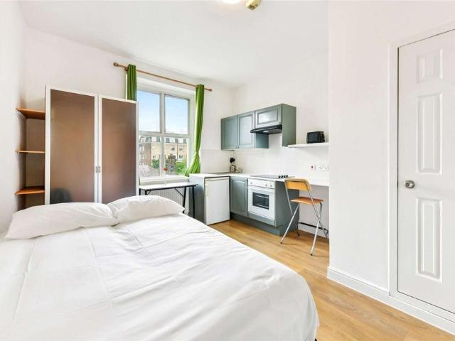 Studio flat in Earl's Court with shared garden