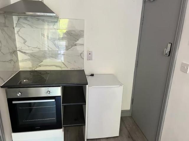 Studio Flat in Feltham TW14 9NR
