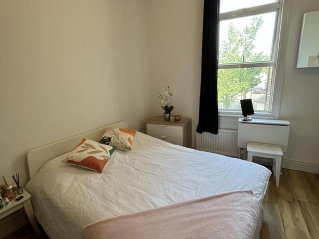 Studio Flat in Hammersmith Available 6 July