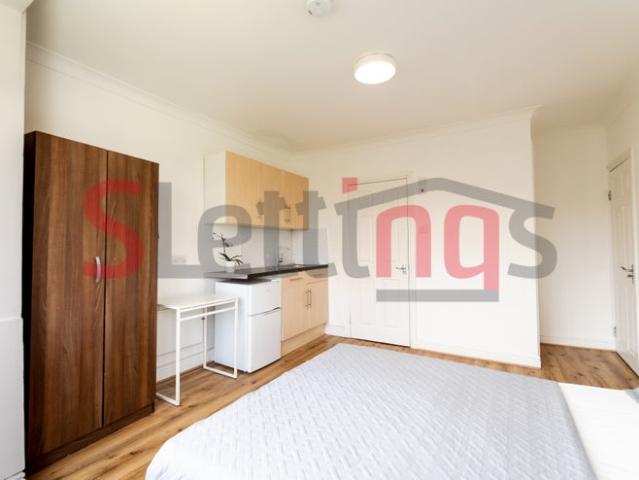 Studio flat in Hendon Watford Way.Bills included