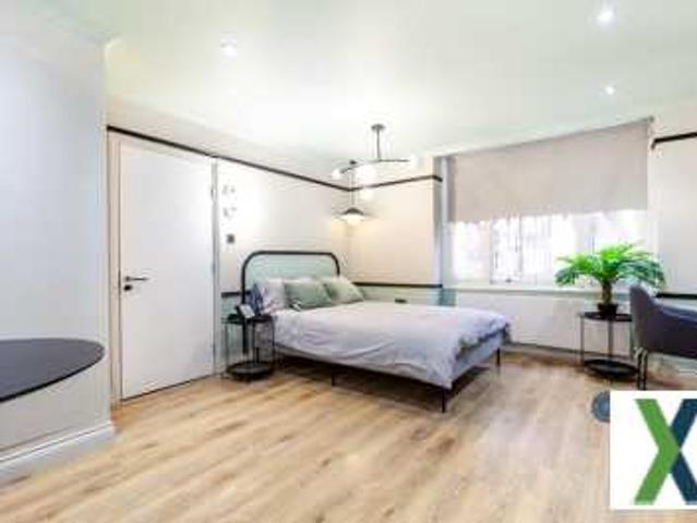 Studio flat in Kensington Gardens Square, London, W2 #2333481