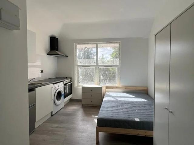 Studio Flat in Leicestershire LE10