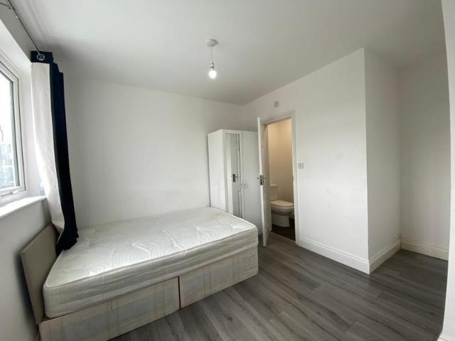 Studio Flat in London, Feltham TW14 9NR