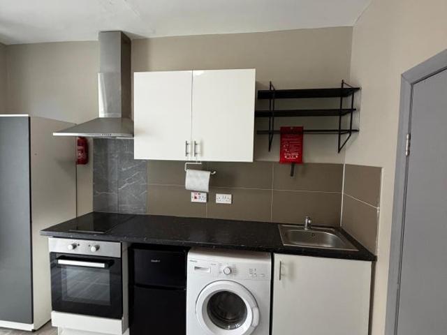 Studio Flat in London, Harrow HA1