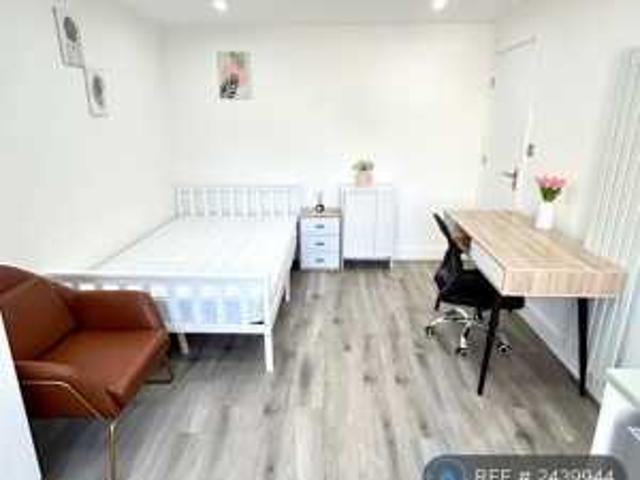 Studio flat in London, London, E15 #2439944
