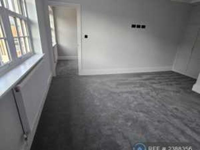 Studio flat in New Road, London, E4 #2388356