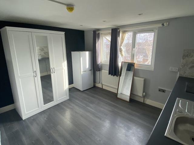 Studio Flat in Southfields most bills included