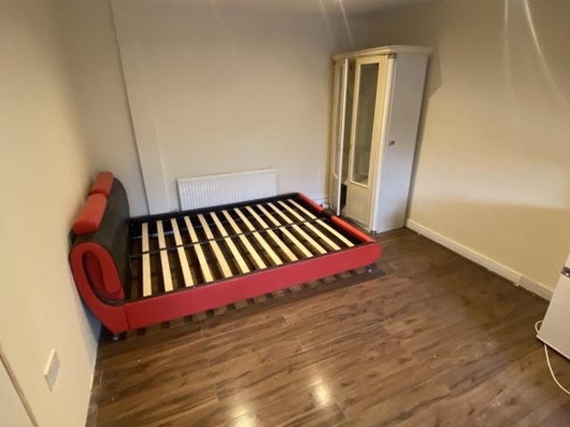 Studio Flat in southfields Most Bills Included