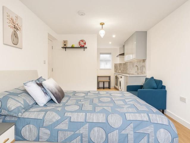 Studio flat including some bills for rent