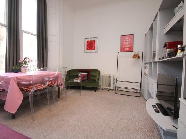 Studio Flat, Kensington Gardens Square, W2