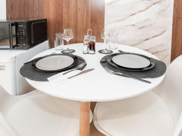 Studio Flat, Kensington High St, W8