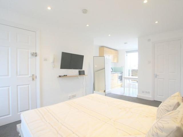 Studio Flat, Kings Road, SW3