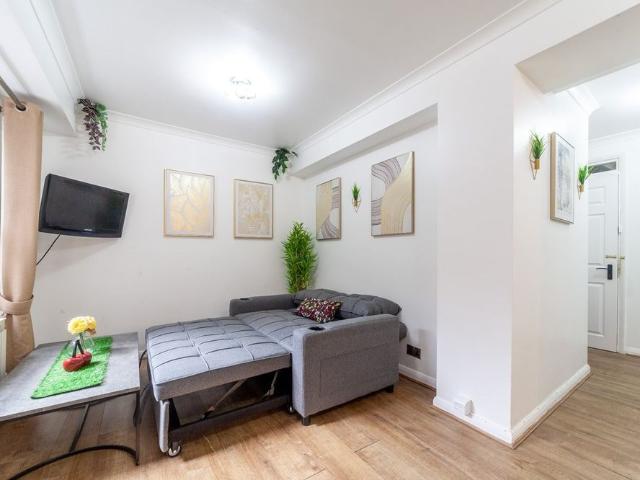 Studio Flat, Kings Road, SW10