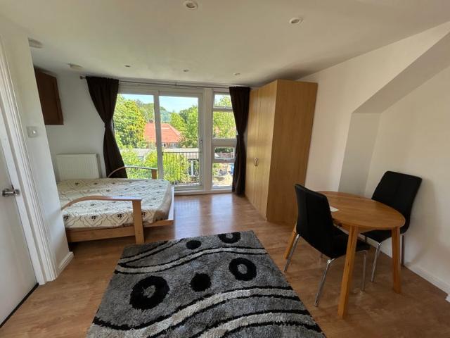 Studio Flat Kingsbury NW9