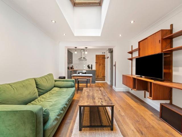 Studio Flat, Kingsland Road, E8