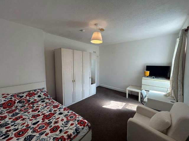 Studio Flat, Kingsley Road, TW3