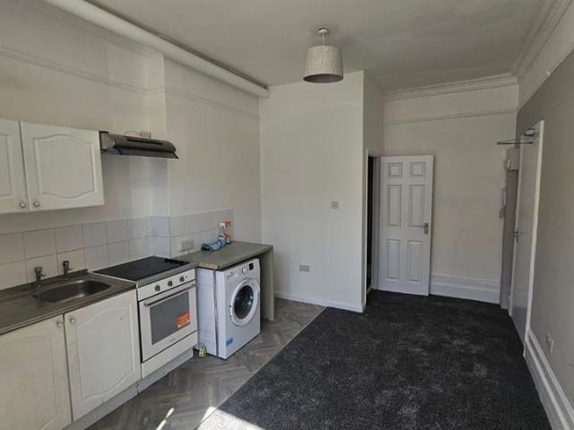 Studio Flat, Knollys Road, SW16