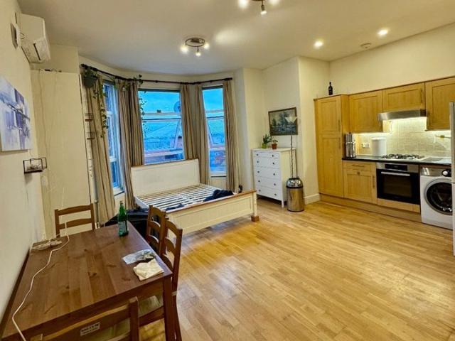 Studio Flat, Knight's Hill, SE27