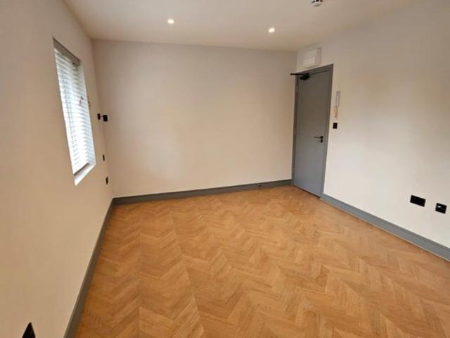 Studio Flat, Knights Hill, SE27