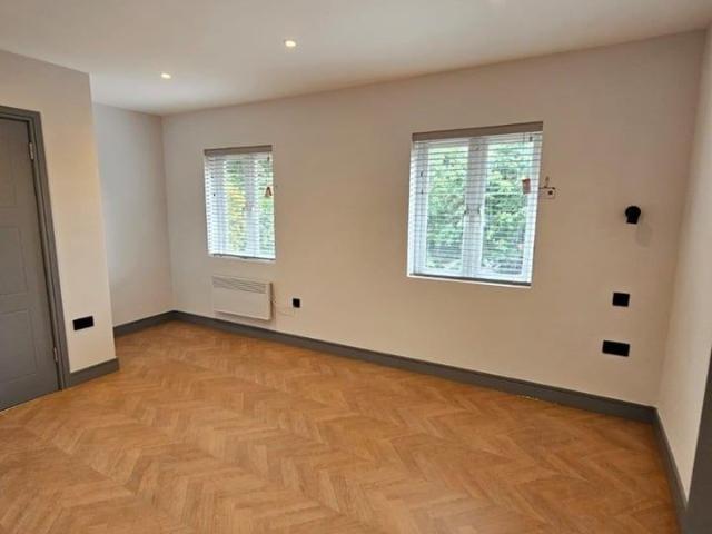 Studio Flat, Knights Hill, SE27