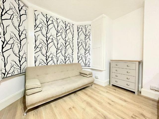 Studio Flat, Ladbroke Grove, W10