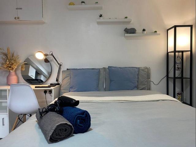 Studio Flat, Leeds, LS8
