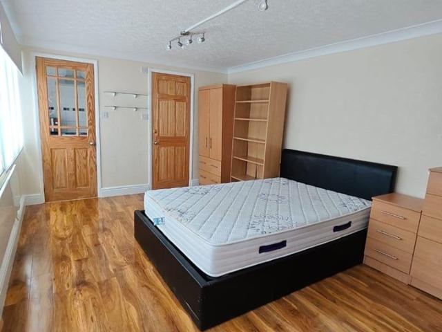 Studio Flat, Leeside Crescent, NW11